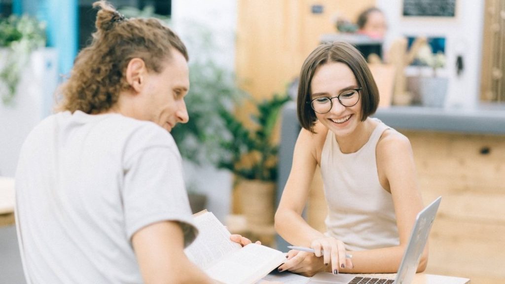 Contratar un becario en México, requisitos y características - Factorial